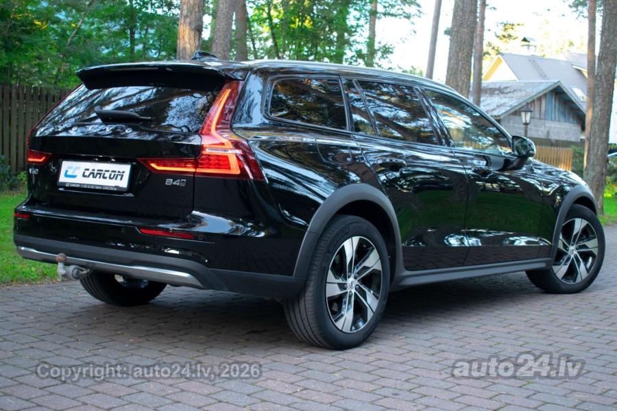Черный Вольво V60 Cross Country 2022 в Таллин, объемом двигателя 2.00 л и пробегом 81 тыс. км за 33990 €, фото 3 на AUTOMOTO.COM.LV