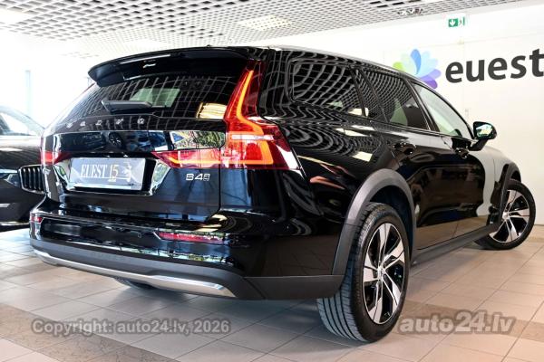Black Volvo V60 Cross Country 2023 in Tallinn, with an engine capacity of 2.00 L and mileage of 92 thousand km for 32990 €, photo 2 on AUTOMOTO.COM.LV
