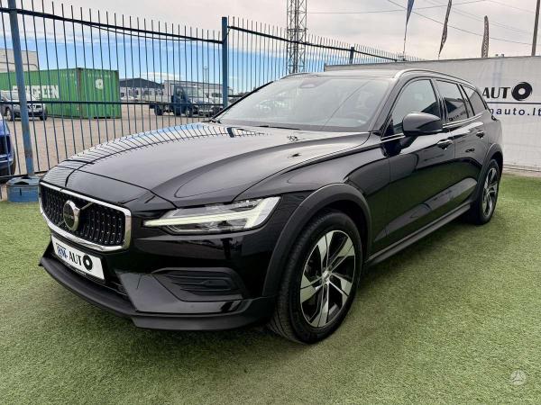 Black Volvo V60 Cross Country 2023 in Panevezys, with an engine capacity of 1.97 L and mileage of 136 thousand km for 24900 €, photo 1 on AUTOMOTO.COM.LV