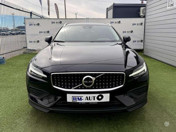 Black Volvo V60 Cross Country 2023 in Panevezys, with an engine capacity of 1.97 L and mileage of 136 thousand km for 24900 €, photo 2 on AUTOMOTO.COM.LV