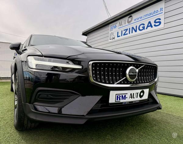 Black Volvo V60 Cross Country 2023 in Panevezys, with an engine capacity of 1.97 L and mileage of 136 thousand km for 24900 €, photo 4 on AUTOMOTO.COM.LV