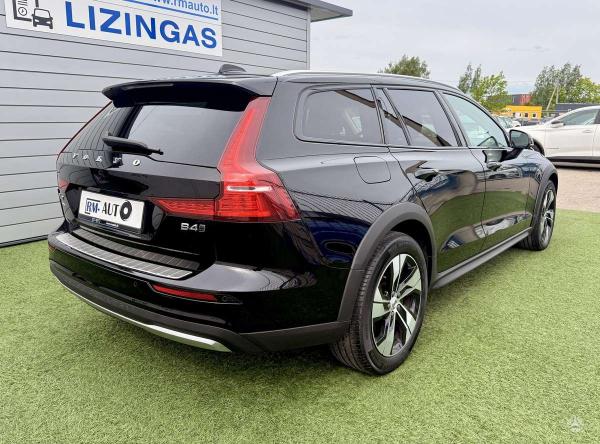 Black Volvo V60 Cross Country 2023 in Panevezys, with an engine capacity of 1.97 L and mileage of 136 thousand km for 24900 €, photo 6 on AUTOMOTO.COM.LV
