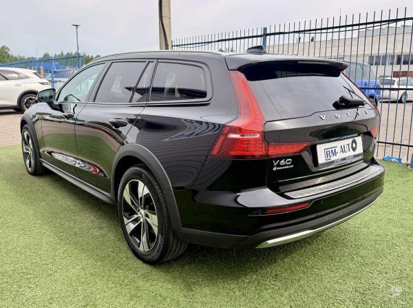 Black Volvo V60 Cross Country 2023 in Panevezys, with an engine capacity of 1.97 L and mileage of 136 thousand km for 24900 €, photo 9 on AUTOMOTO.COM.LV