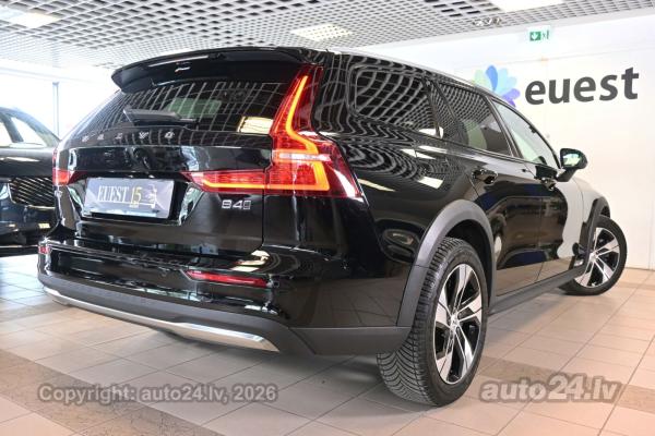 Черный Вольво V60 Cross Country 2023 в Таллин, объемом двигателя 2.00 л и пробегом 50 тыс. км за 35990 €, фото 3 на AUTOMOTO.COM.LV