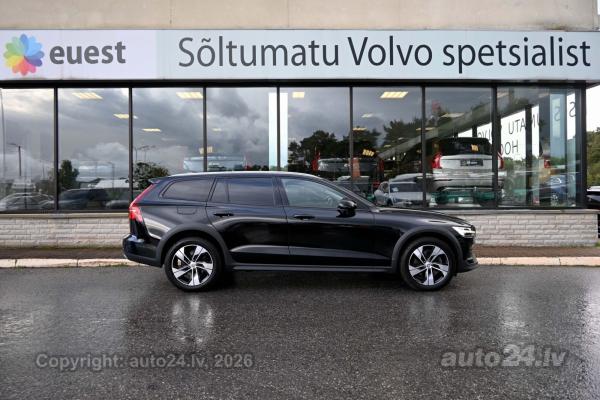 Черный Вольво V60 Cross Country 2023 в Таллин, объемом двигателя 2.00 л и пробегом 50 тыс. км за 35990 €, фото 8 на AUTOMOTO.COM.LV