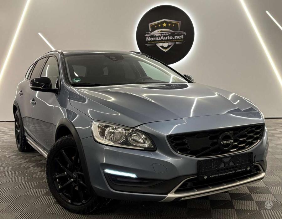 Blue Volvo V60 Cross Country 2017 in Marijampole, with an engine capacity of 1.97 L and mileage of 199 thousand km for 10999 €, photo 1 on AUTOMOTO.COM.LV