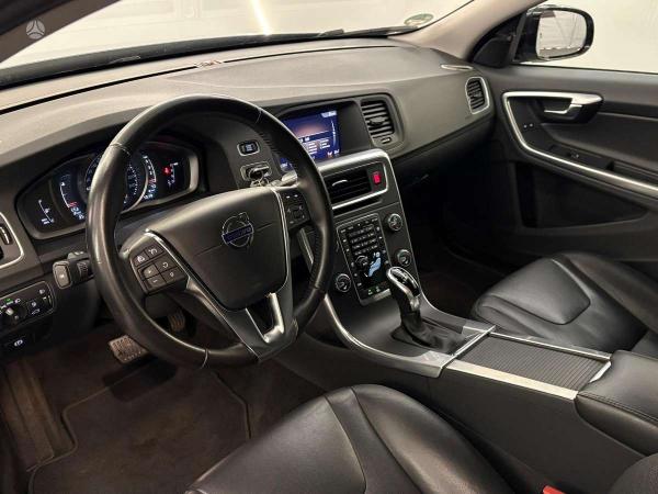 Blue Volvo V60 Cross Country 2017 in Marijampole, with an engine capacity of 1.97 L and mileage of 199 thousand km for 10999 €, photo 2 on AUTOMOTO.COM.LV