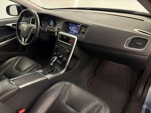 Blue Volvo V60 Cross Country 2017 in Marijampole, with an engine capacity of 1.97 L and mileage of 199 thousand km for 10999 €, photo 6 on AUTOMOTO.COM.LV
