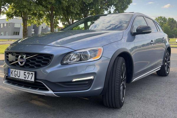 Blue Volvo V60 Cross Country 2017 in Kaunas, with an engine capacity of 2.00 L and mileage of 135 thousand km for 11450 €, photo 1 on AUTOMOTO.COM.LV
