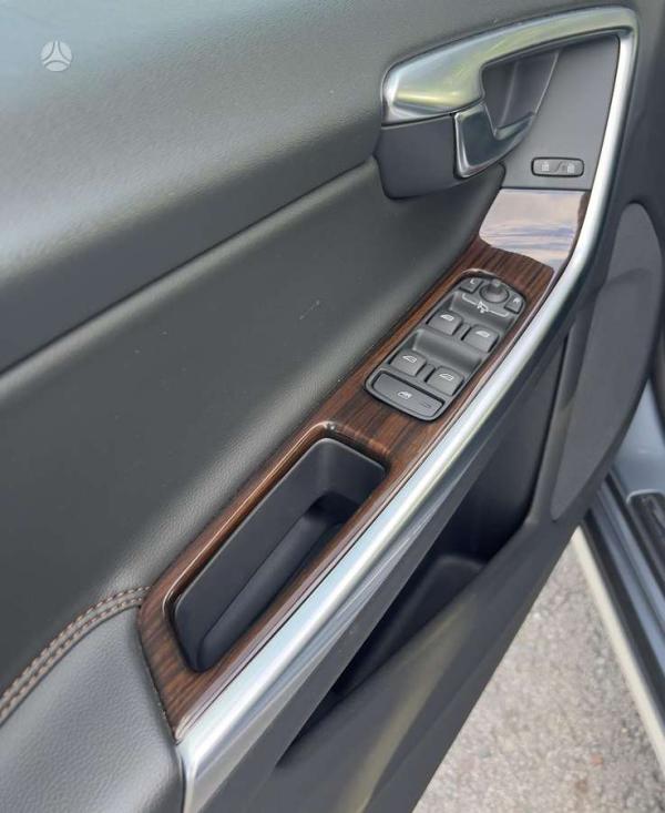 Blue Volvo V60 Cross Country 2017 in Kaunas, with an engine capacity of 2.00 L and mileage of 135 thousand km for 11450 €, photo 10 on AUTOMOTO.COM.LV
