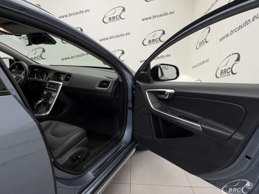 Zils Volvo V60 Cross Country 2018 Viļņa, ar dzinēja tilpumu 1.97 L un nobraukumu 104 tūkst. km par 13900 €, foto 10 vietnē AUTOMOTO.COM.LV