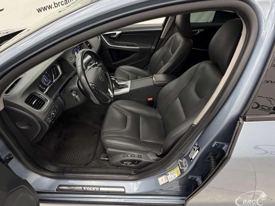 Zils Volvo V60 Cross Country 2018 Viļņa, ar dzinēja tilpumu 1.97 L un nobraukumu 104 tūkst. km par 13900 €, foto 24 vietnē AUTOMOTO.COM.LV