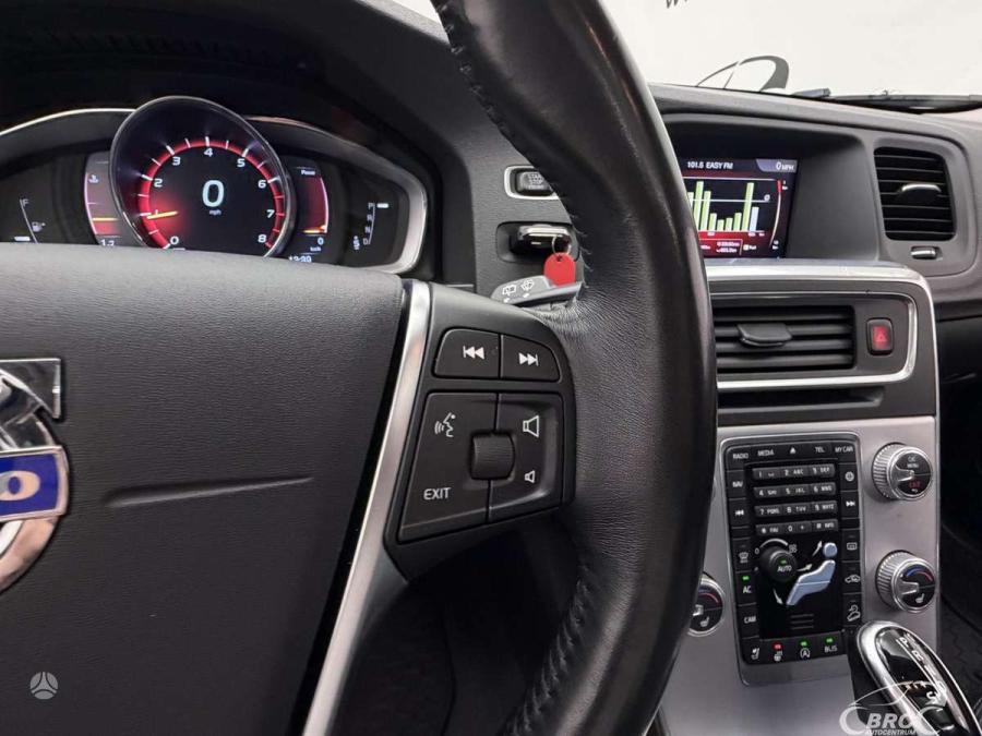 Zils Volvo V60 Cross Country 2018 Viļņa, ar dzinēja tilpumu 1.97 L un nobraukumu 104 tūkst. km par 13900 €, foto 32 vietnē AUTOMOTO.COM.LV