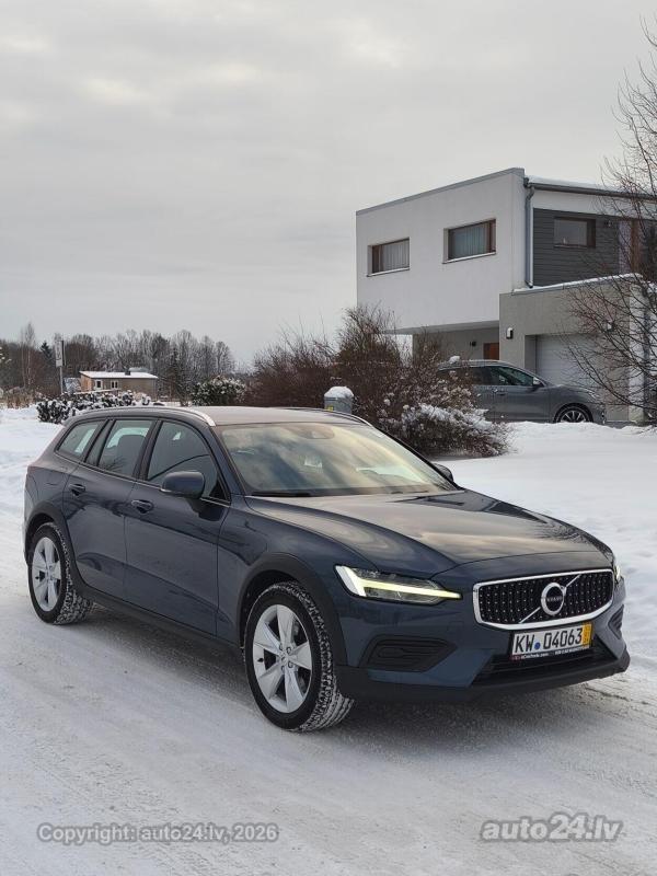 Blue Volvo V60 Cross Country 2019 in Tallinn, with an engine capacity of 2.00 L and mileage of 184 thousand km for 20500 €, photo 1 on AUTOMOTO.COM.LV