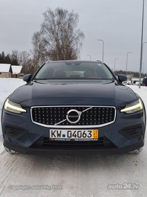 Blue Volvo V60 Cross Country 2019 in Tallinn, with an engine capacity of 2.00 L and mileage of 184 thousand km for 20500 €, photo 4 on AUTOMOTO.COM.LV