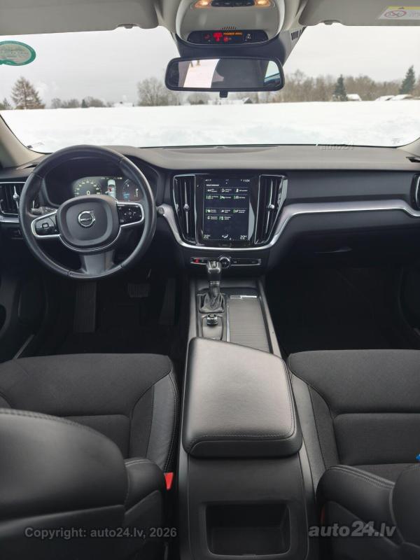 Blue Volvo V60 Cross Country 2019 in Tallinn, with an engine capacity of 2.00 L and mileage of 184 thousand km for 20500 €, photo 5 on AUTOMOTO.COM.LV