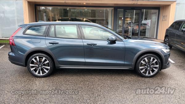 Zils Volvo V60 Cross Country 2020 Pērnava, ar dzinēja tilpumu 2.00 L un nobraukumu 87 tūkst. km par 26900 €, foto 4 vietnē AUTOMOTO.COM.LV