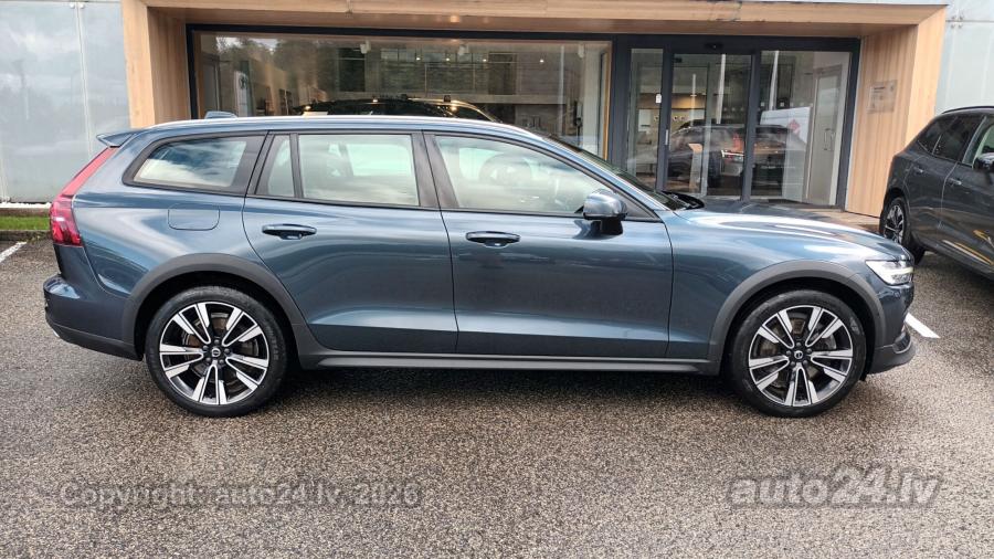 Zils Volvo V60 Cross Country 2020 Pērnava, ar dzinēja tilpumu 2.00 L un nobraukumu 87 tūkst. km par 26900 €, foto 4 vietnē AUTOMOTO.COM.LV
