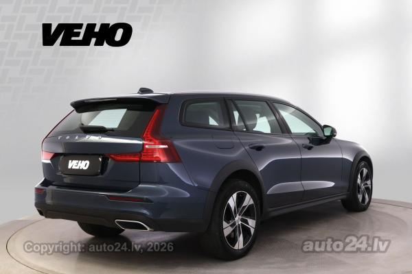 Blue Volvo V60 Cross Country 2021 in Tallinn, with an engine capacity of 2.00 L and mileage of 88 thousand km for 25900 €, photo 3 on AUTOMOTO.COM.LV