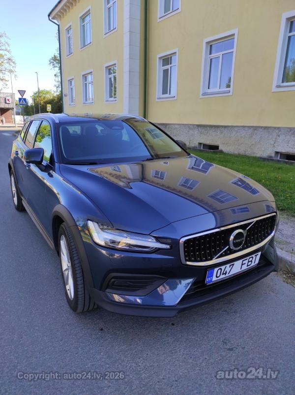 Zils Volvo V60 Cross Country 2023 Tallina, ar dzinēja tilpumu 2.00 L un nobraukumu 60 tūkst. km par 34800 €, foto 1 vietnē AUTOMOTO.COM.LV