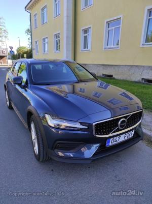 Синий Вольво V60 Cross Country 2023 в Таллин, объемом двигателя 2.00 л и пробегом 60 тыс. км за 34800 €, фото  на AUTOMOTO.COM.LV