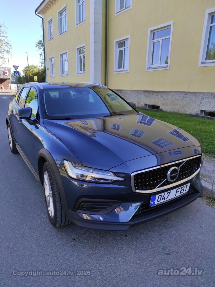 Zils Volvo V60 Cross Country 2023 Tallina, ar dzinēja tilpumu 2.00 L un nobraukumu 60 tūkst. km par 34800 €, foto 1 vietnē AUTOMOTO.COM.LV