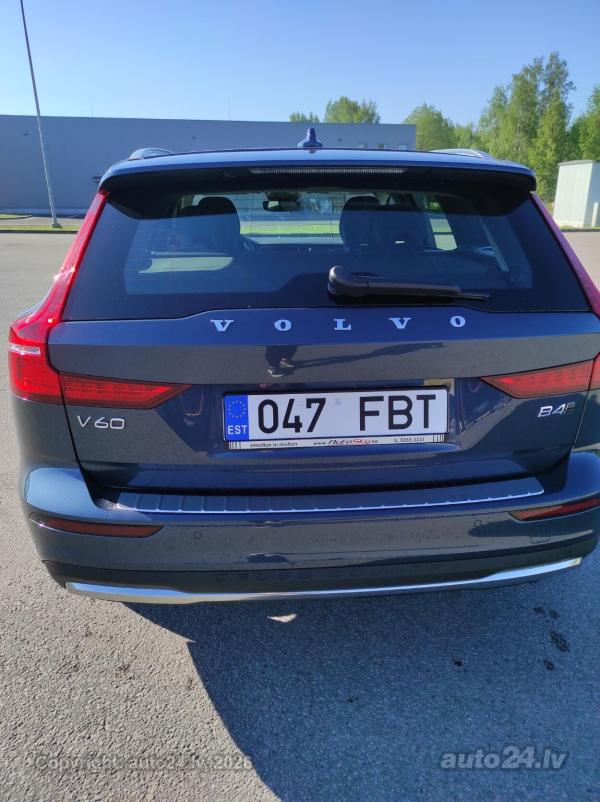 Zils Volvo V60 Cross Country 2023 Tallina, ar dzinēja tilpumu 2.00 L un nobraukumu 60 tūkst. km par 34800 €, foto 4 vietnē AUTOMOTO.COM.LV