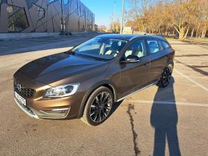 Brūns Volvo V60 Cross Country 2018 Šauļi, ar dzinēja tilpumu 2.40 L un nobraukumu 198 tūkst. km par 15390 €, foto  vietnē AUTOMOTO.COM.LV