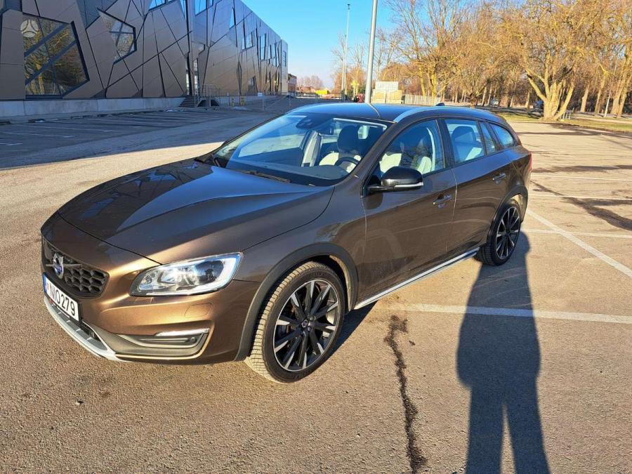 Brūns Volvo V60 Cross Country 2018 Šauļi, ar dzinēja tilpumu 2.40 L un nobraukumu 198 tūkst. km par 15390 €, foto 1 vietnē AUTOMOTO.COM.LV