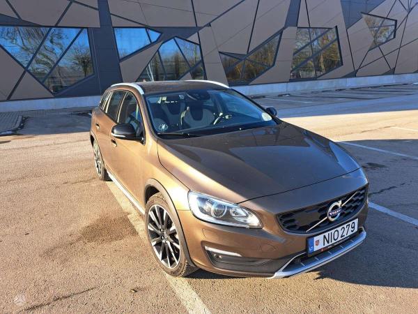 Brūns Volvo V60 Cross Country 2018 Šauļi, ar dzinēja tilpumu 2.40 L un nobraukumu 198 tūkst. km par 15390 €, foto 5 vietnē AUTOMOTO.COM.LV