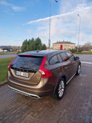Brūns Volvo V60 Cross Country 2018 Kretinga, ar dzinēja tilpumu 2.40 L un nobraukumu 150 tūkst. km par 15000 €, foto  vietnē AUTOMOTO.COM.LV