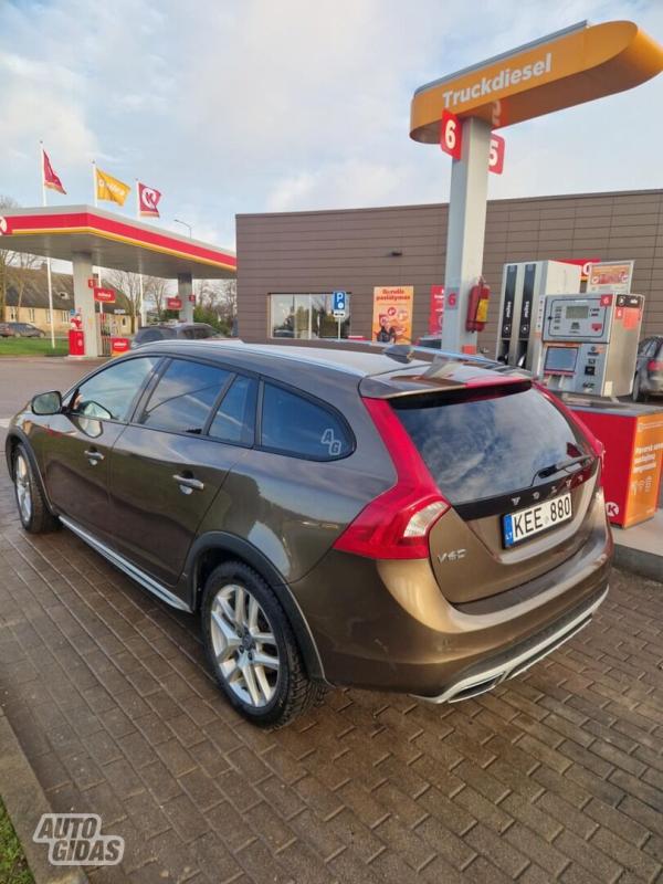 Brūns Volvo V60 Cross Country 2018 Kretinga, ar dzinēja tilpumu 2.40 L un nobraukumu 150 tūkst. km par 15000 €, foto 2 vietnē AUTOMOTO.COM.LV