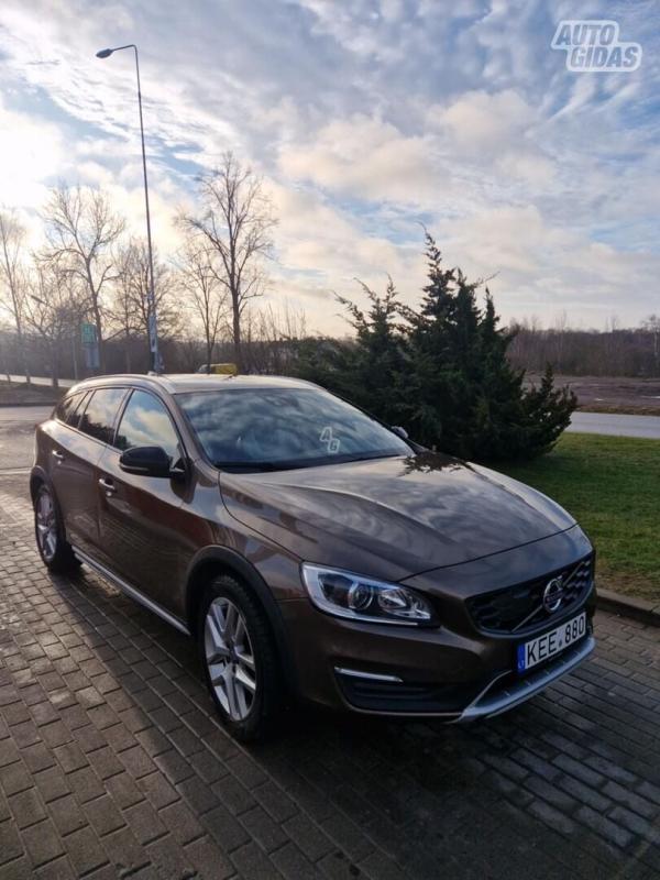 Brūns Volvo V60 Cross Country 2018 Kretinga, ar dzinēja tilpumu 2.40 L un nobraukumu 150 tūkst. km par 15000 €, foto 3 vietnē AUTOMOTO.COM.LV