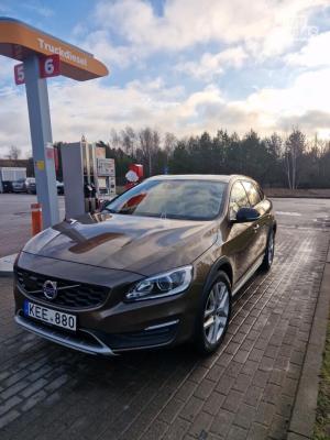 Brūns Volvo V60 Cross Country 2018 Kretinga, ar dzinēja tilpumu 2.40 L un nobraukumu 150 tūkst. km par 15000 €, foto 5 vietnē AUTOMOTO.COM.LV