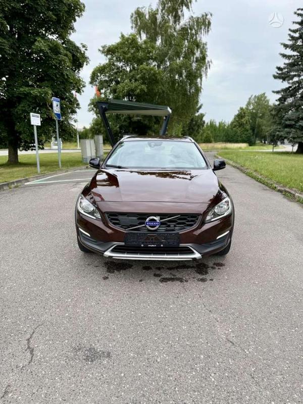 Brūns Volvo V60 Cross Country 2015 Tauragė, ar dzinēja tilpumu 1.97 L un nobraukumu 198 tūkst. km par 10500 €, foto 2 vietnē AUTOMOTO.COM.LV