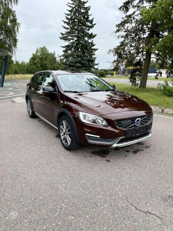 Brūns Volvo V60 Cross Country 2015 Tauragė, ar dzinēja tilpumu 1.97 L un nobraukumu 198 tūkst. km par 10500 €, foto 3 vietnē AUTOMOTO.COM.LV