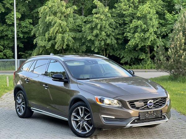 Brown Volvo V60 Cross Country 2015 in Klaipeda, with an engine capacity of 2.50 L and mileage of 248 thousand km for 11900 €, photo 1 on AUTOMOTO.COM.LV