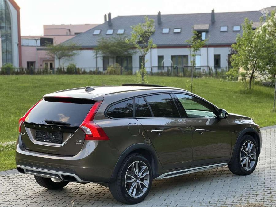 Brūns Volvo V60 Cross Country 2015 Klaipėda, ar dzinēja tilpumu 2.50 L un nobraukumu 248 tūkst. km par 11900 €, foto 6 vietnē AUTOMOTO.COM.LV