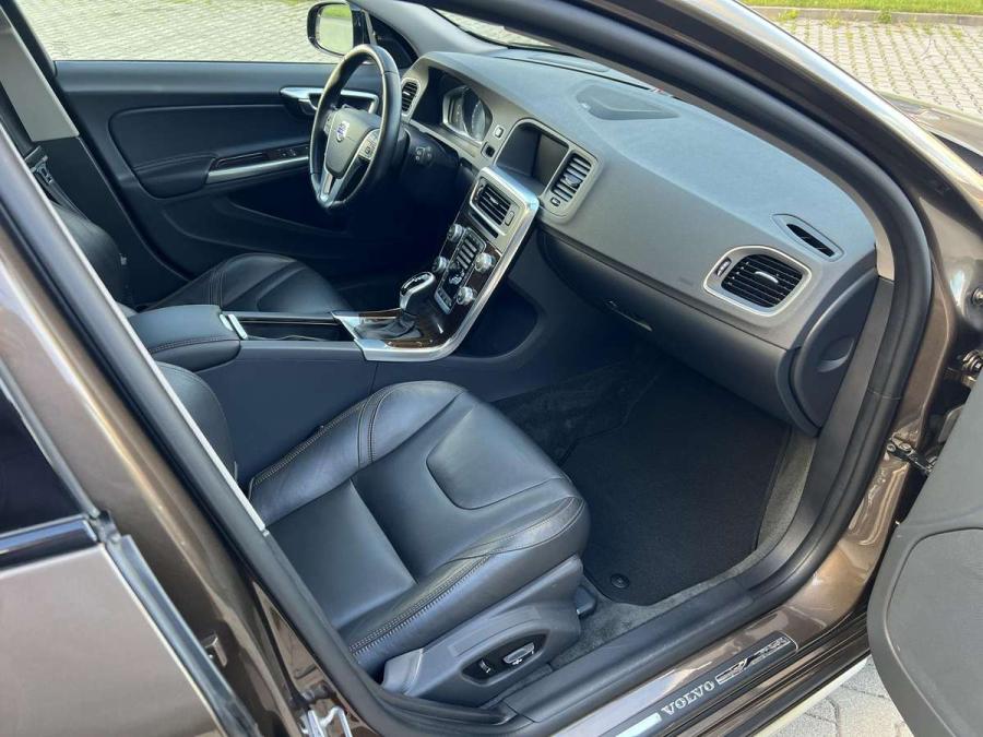 Brūns Volvo V60 Cross Country 2015 Klaipėda, ar dzinēja tilpumu 2.50 L un nobraukumu 248 tūkst. km par 11900 €, foto 17 vietnē AUTOMOTO.COM.LV
