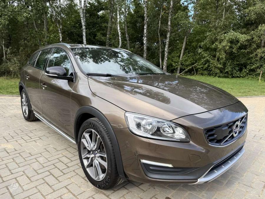 Brown Volvo V60 Cross Country 2015 in Kaunas, with an engine capacity of 2.00 L and mileage of 289 thousand km for 9250 €, photo 1 on AUTOMOTO.COM.LV