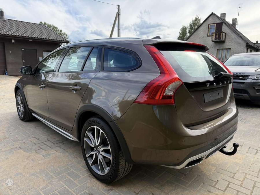 Brown Volvo V60 Cross Country 2015 in Kaunas, with an engine capacity of 2.00 L and mileage of 289 thousand km for 9250 €, photo 5 on AUTOMOTO.COM.LV