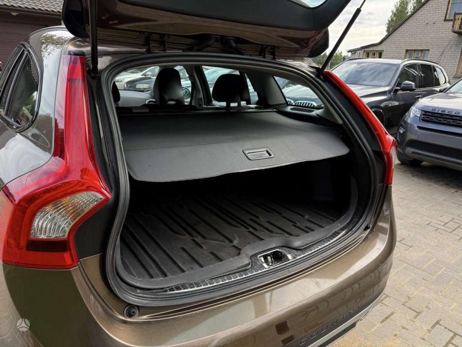 Brown Volvo V60 Cross Country 2015 in Kaunas, with an engine capacity of 2.00 L and mileage of 289 thousand km for 9250 €, photo 8 on AUTOMOTO.COM.LV