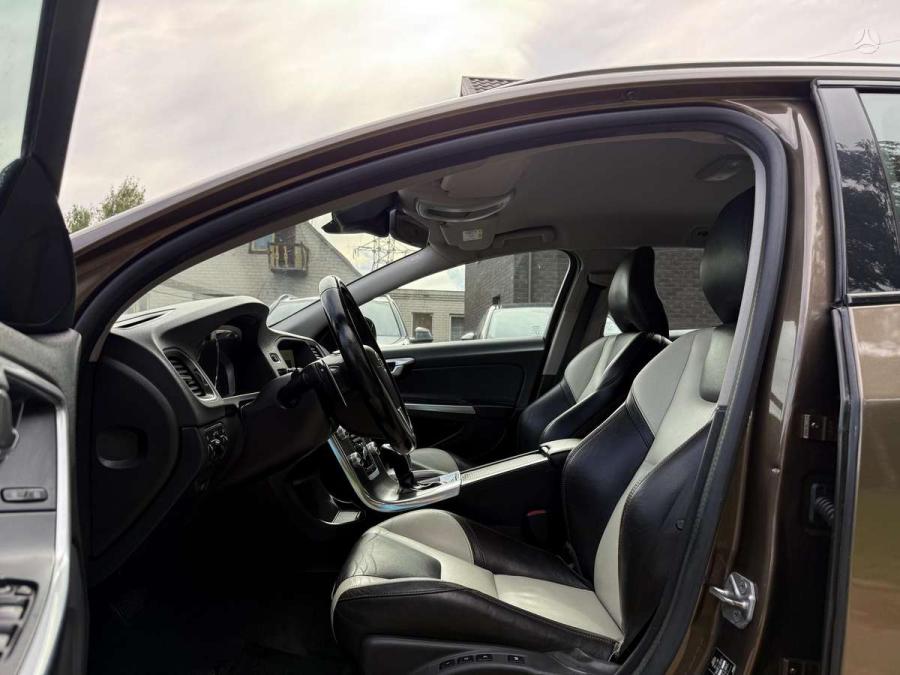 Brown Volvo V60 Cross Country 2015 in Kaunas, with an engine capacity of 2.00 L and mileage of 289 thousand km for 9250 €, photo 13 on AUTOMOTO.COM.LV