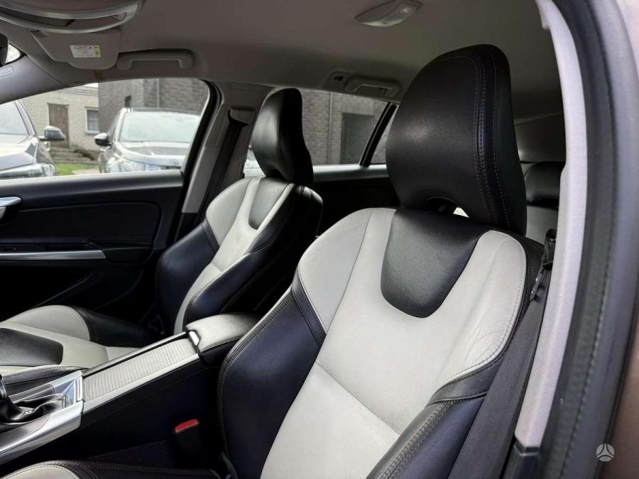 Brown Volvo V60 Cross Country 2015 in Kaunas, with an engine capacity of 2.00 L and mileage of 289 thousand km for 9250 €, photo 14 on AUTOMOTO.COM.LV