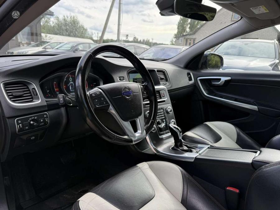 Brown Volvo V60 Cross Country 2015 in Kaunas, with an engine capacity of 2.00 L and mileage of 289 thousand km for 9250 €, photo 15 on AUTOMOTO.COM.LV