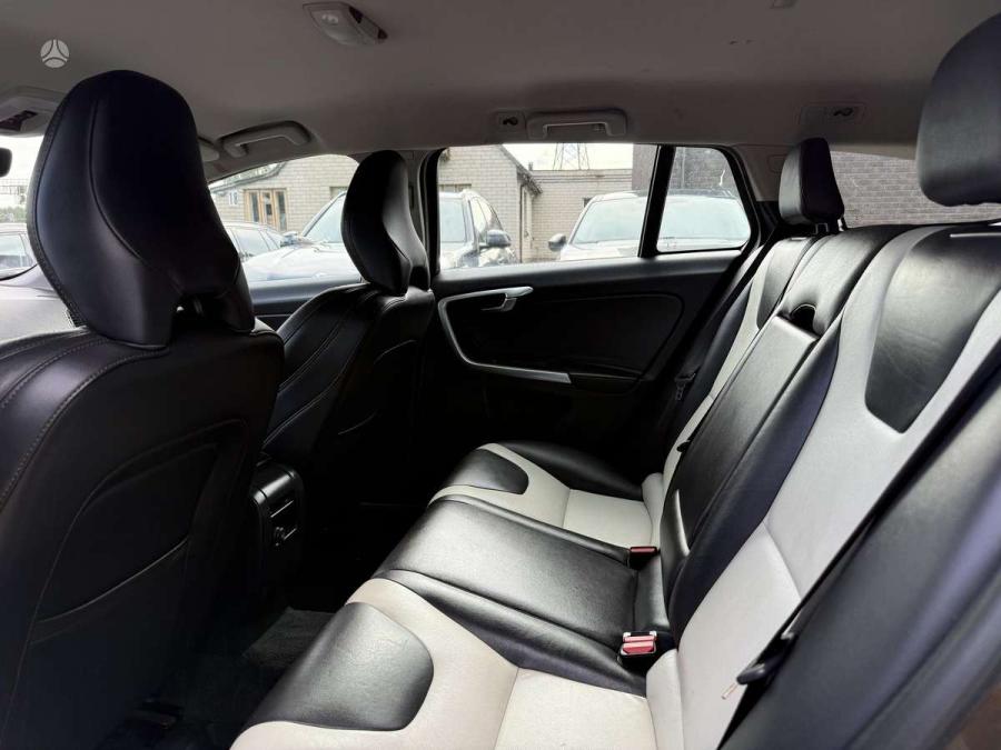 Brown Volvo V60 Cross Country 2015 in Kaunas, with an engine capacity of 2.00 L and mileage of 289 thousand km for 9250 €, photo 17 on AUTOMOTO.COM.LV
