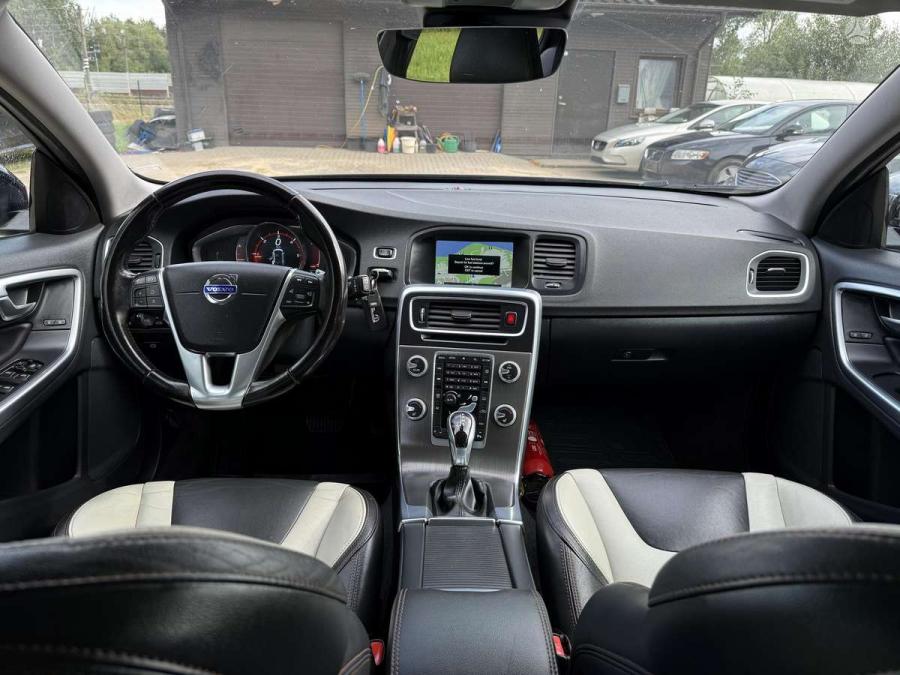 Brown Volvo V60 Cross Country 2015 in Kaunas, with an engine capacity of 2.00 L and mileage of 289 thousand km for 9250 €, photo 18 on AUTOMOTO.COM.LV