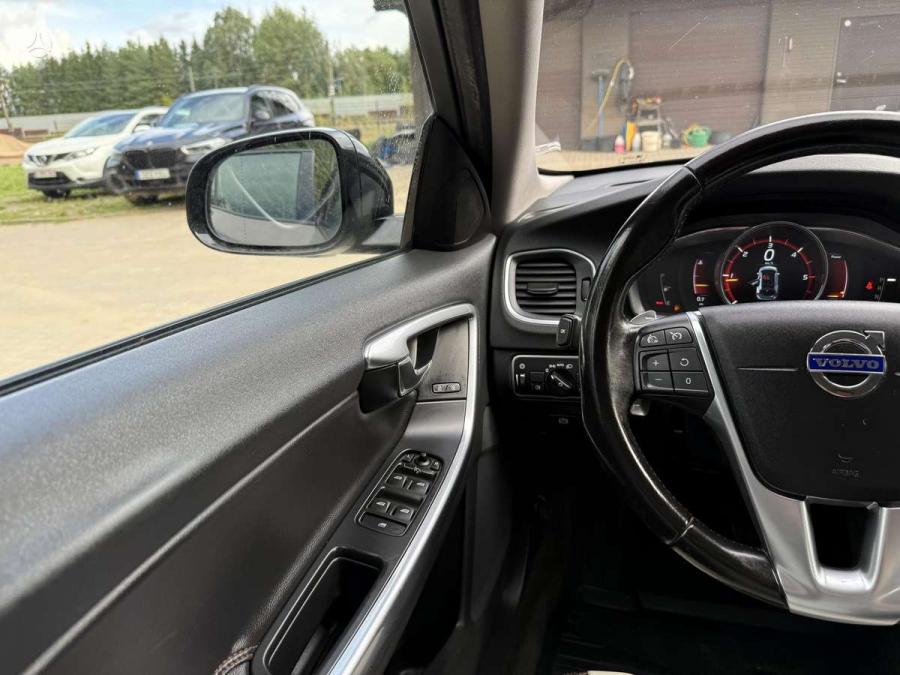 Brown Volvo V60 Cross Country 2015 in Kaunas, with an engine capacity of 2.00 L and mileage of 289 thousand km for 9250 €, photo 20 on AUTOMOTO.COM.LV