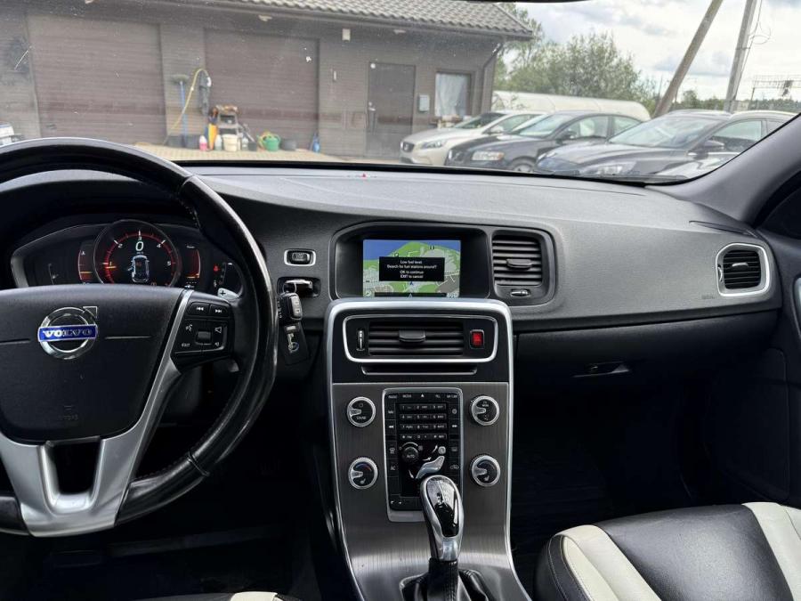 Brown Volvo V60 Cross Country 2015 in Kaunas, with an engine capacity of 2.00 L and mileage of 289 thousand km for 9250 €, photo 21 on AUTOMOTO.COM.LV
