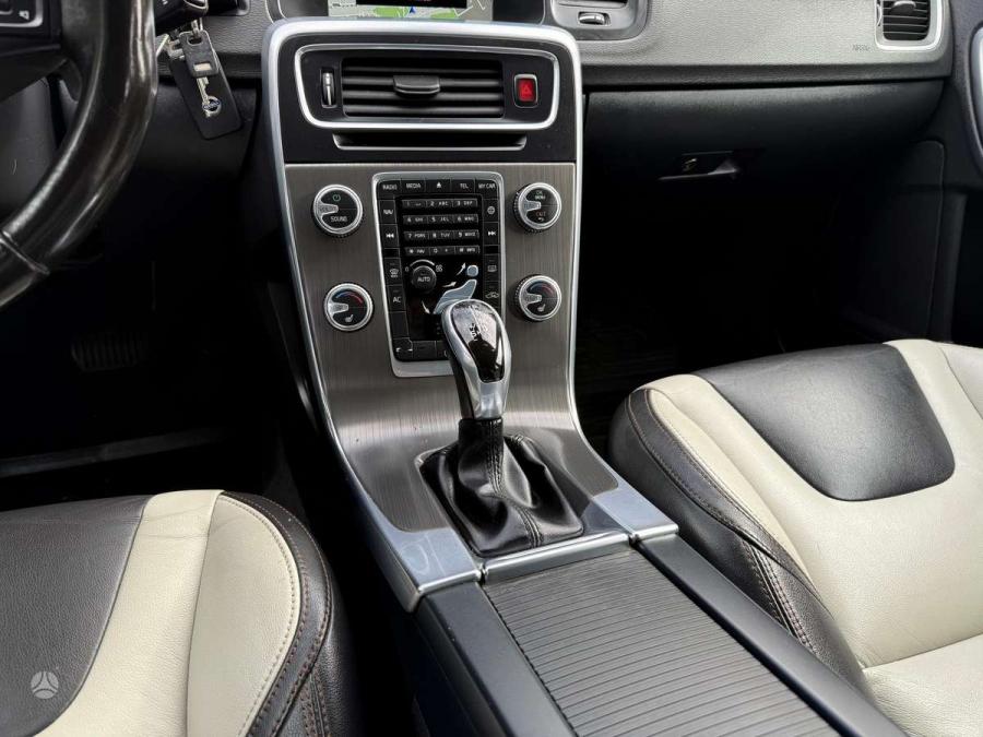 Brown Volvo V60 Cross Country 2015 in Kaunas, with an engine capacity of 2.00 L and mileage of 289 thousand km for 9250 €, photo 22 on AUTOMOTO.COM.LV